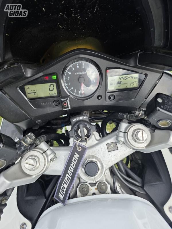 Balts Honda VFR 2002 Alīta, ar dzinēja tilpumu 0.80 L un nobraukumu 44 tūkst. km par 2200 €, foto 3 vietnē AUTOMOTO.COM.LV