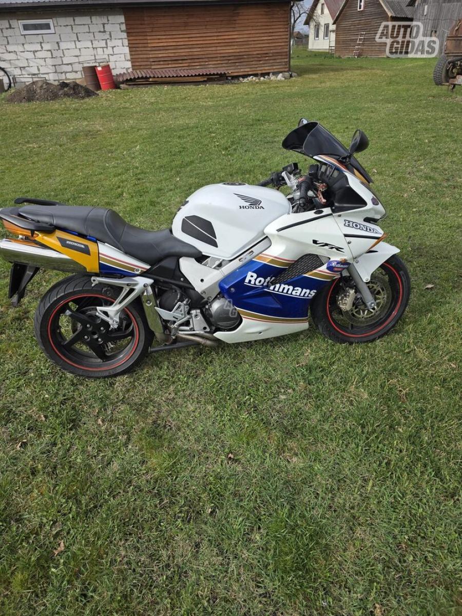 White Honda VFR 2002 in Alytus, with an engine capacity of 0.80 L and mileage of 44 thousand km for 2200 €, photo 5 on AUTOMOTO.COM.LV