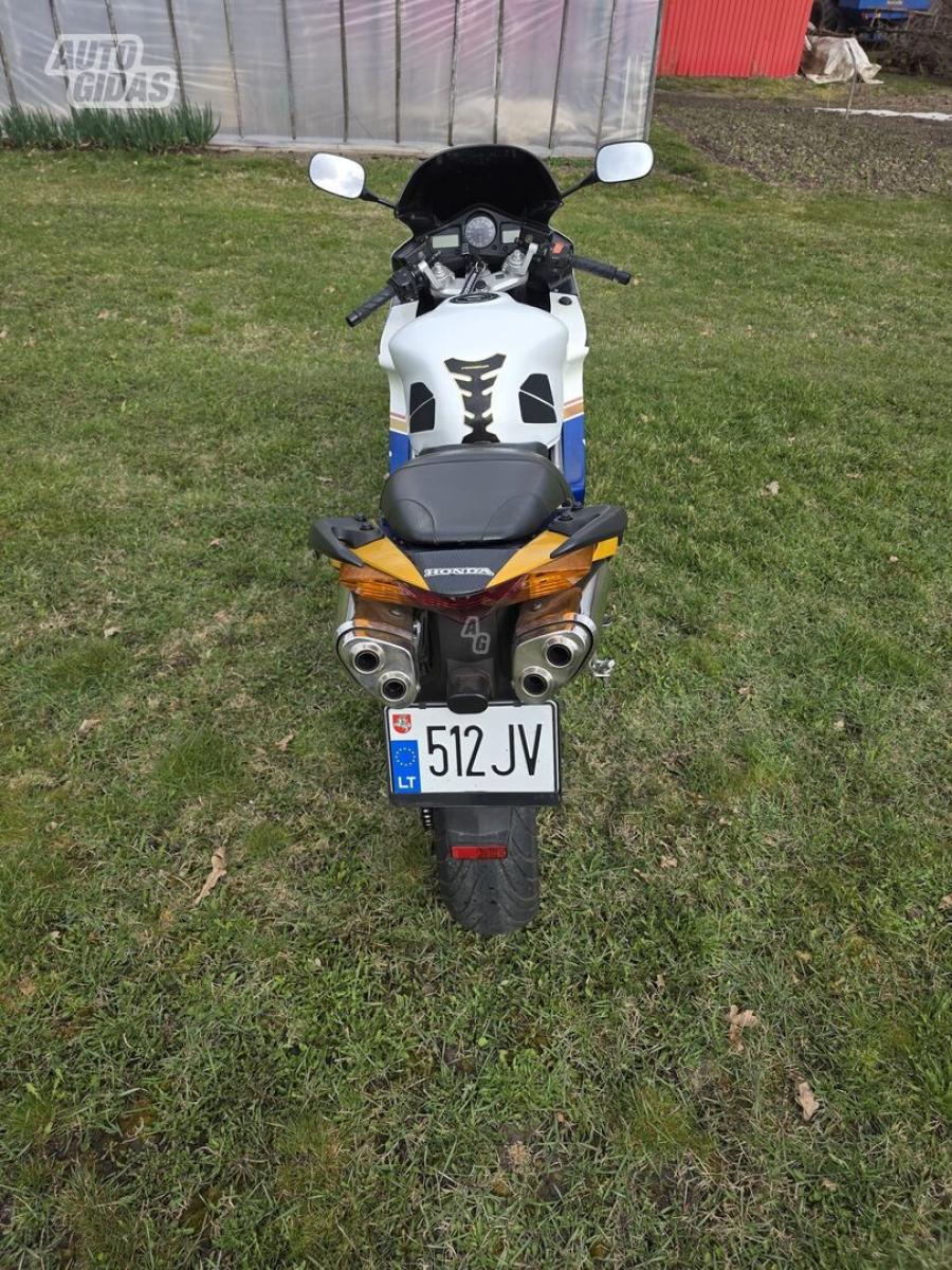 White Honda VFR 2002 in Alytus, with an engine capacity of 0.80 L and mileage of 44 thousand km for 2200 €, photo 6 on AUTOMOTO.COM.LV
