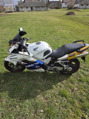White Honda VFR 2002 in Alytus, with an engine capacity of 0.80 L and mileage of 44 thousand km for 2200 €, photo 7 on AUTOMOTO.COM.LV