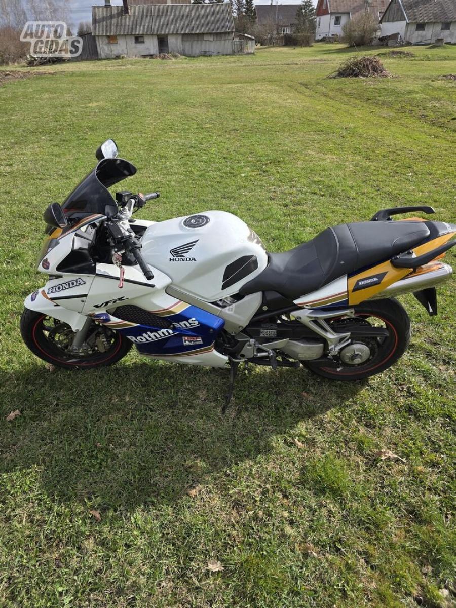 White Honda VFR 2002 in Alytus, with an engine capacity of 0.80 L and mileage of 44 thousand km for 2200 €, photo 7 on AUTOMOTO.COM.LV