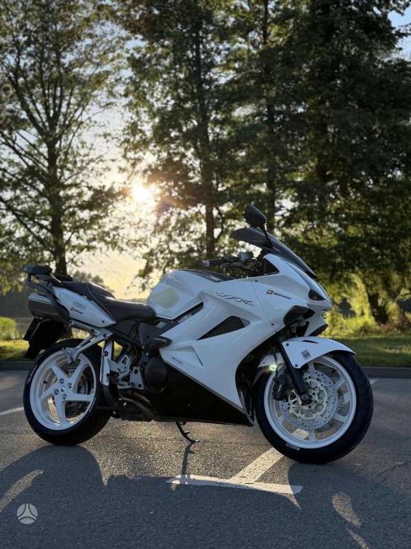 White Honda VFR 2008 in Visaginas, with an engine capacity of 0.80 L and mileage of 35 thousand km for 4000 €, photo 1 on AUTOMOTO.COM.LV
