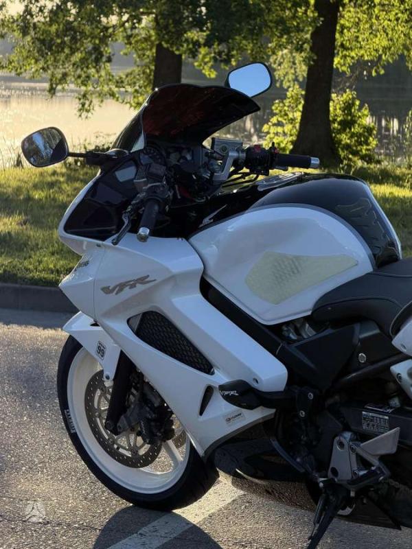White Honda VFR 2008 in Visaginas, with an engine capacity of 0.80 L and mileage of 35 thousand km for 4000 €, photo 2 on AUTOMOTO.COM.LV