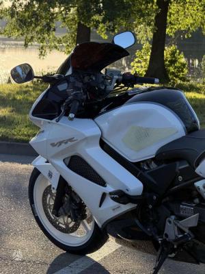 White Honda VFR 2008 in Visaginas, with an engine capacity of 0.80 L and mileage of 35 thousand km for 4000 €, photo 3 on AUTOMOTO.COM.LV