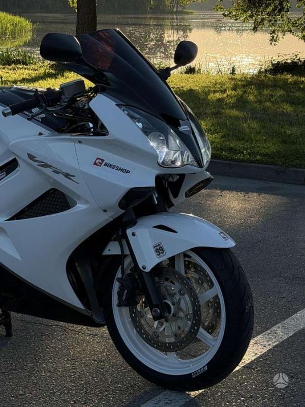 White Honda VFR 2008 in Visaginas, with an engine capacity of 0.80 L and mileage of 35 thousand km for 4000 €, photo 3 on AUTOMOTO.COM.LV