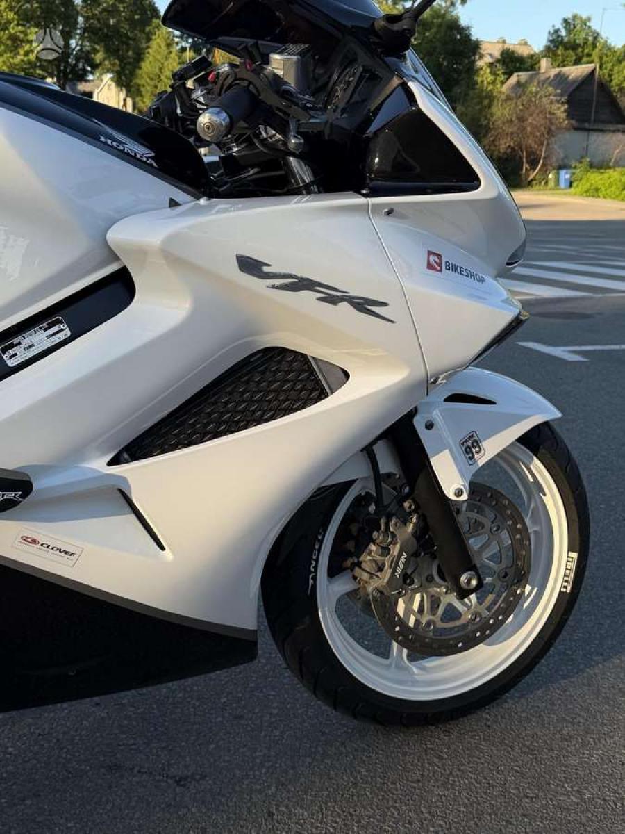 White Honda VFR 2008 in Visaginas, with an engine capacity of 0.80 L and mileage of 35 thousand km for 4000 €, photo 5 on AUTOMOTO.COM.LV