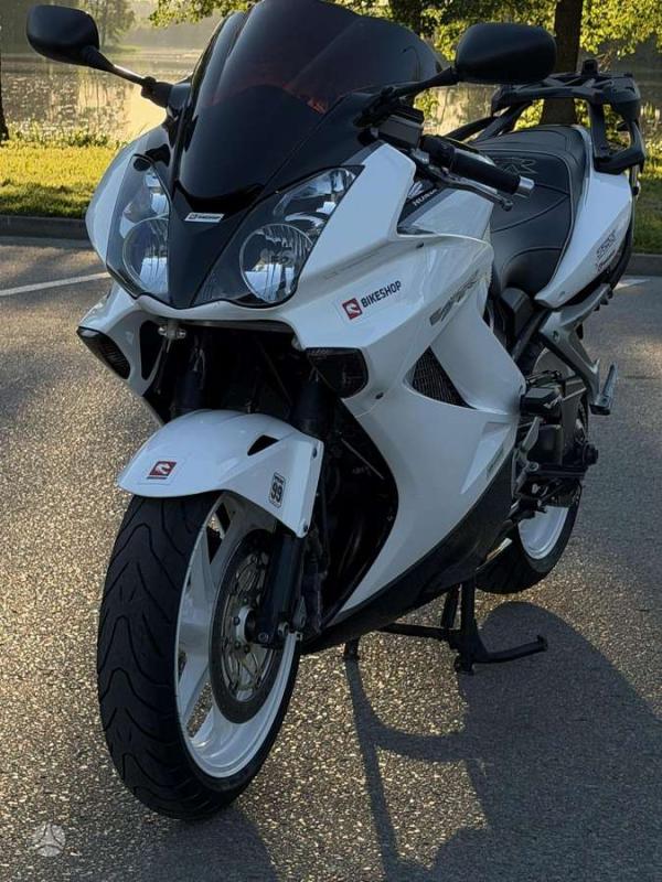 White Honda VFR 2008 in Visaginas, with an engine capacity of 0.80 L and mileage of 35 thousand km for 4000 €, photo 5 on AUTOMOTO.COM.LV