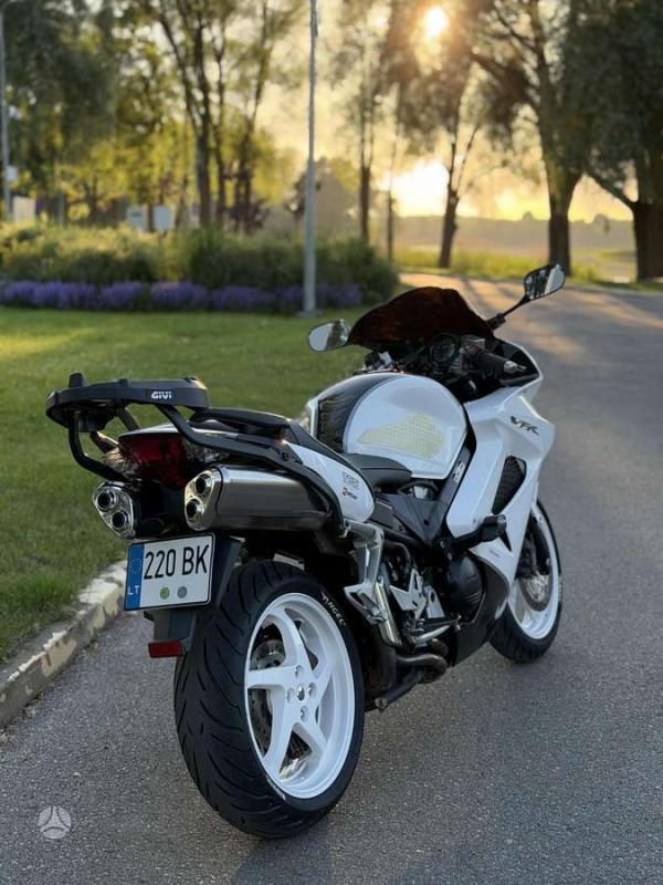 White Honda VFR 2008 in Visaginas, with an engine capacity of 0.80 L and mileage of 35 thousand km for 4000 €, photo 6 on AUTOMOTO.COM.LV