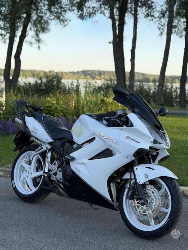White Honda VFR 2008 in Visaginas, with an engine capacity of 0.80 L and mileage of 35 thousand km for 4000 €, photo 7 on AUTOMOTO.COM.LV