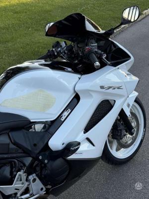 White Honda VFR 2008 in Visaginas, with an engine capacity of 0.80 L and mileage of 35 thousand km for 4000 €, photo 9 on AUTOMOTO.COM.LV