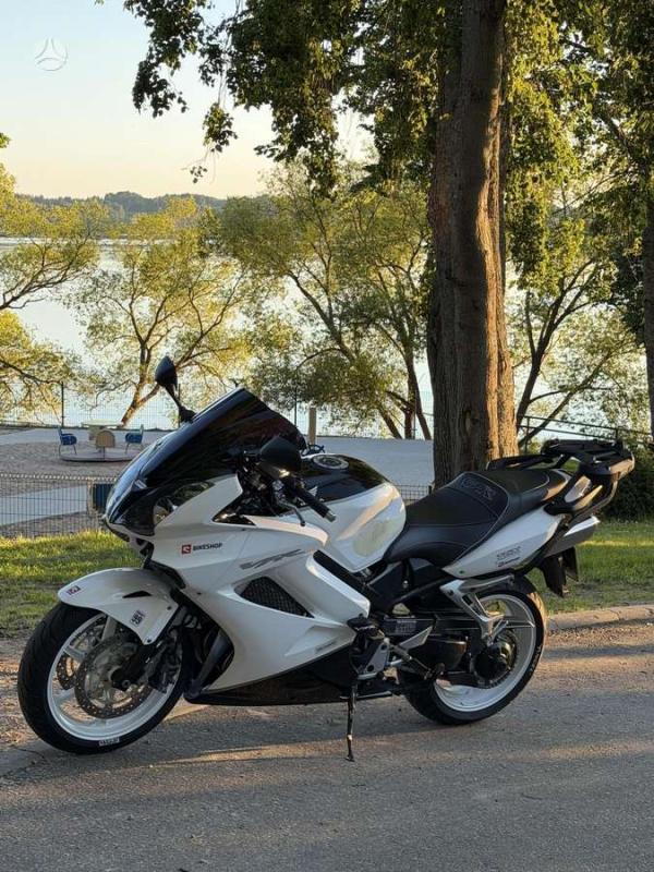 White Honda VFR 2008 in Visaginas, with an engine capacity of 0.80 L and mileage of 35 thousand km for 4000 €, photo 9 on AUTOMOTO.COM.LV
