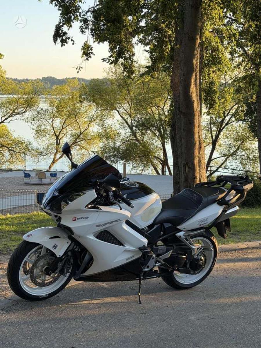 White Honda VFR 2008 in Visaginas, with an engine capacity of 0.80 L and mileage of 35 thousand km for 4000 €, photo 10 on AUTOMOTO.COM.LV