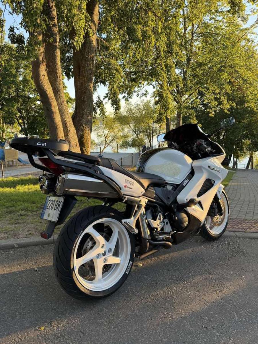 White Honda VFR 2008 in Visaginas, with an engine capacity of 0.80 L and mileage of 35 thousand km for 4000 €, photo 11 on AUTOMOTO.COM.LV