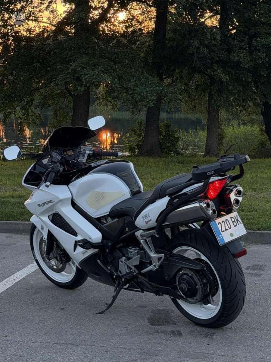 White Honda VFR 2008 in Visaginas, with an engine capacity of 0.80 L and mileage of 35 thousand km for 4000 €, photo 13 on AUTOMOTO.COM.LV