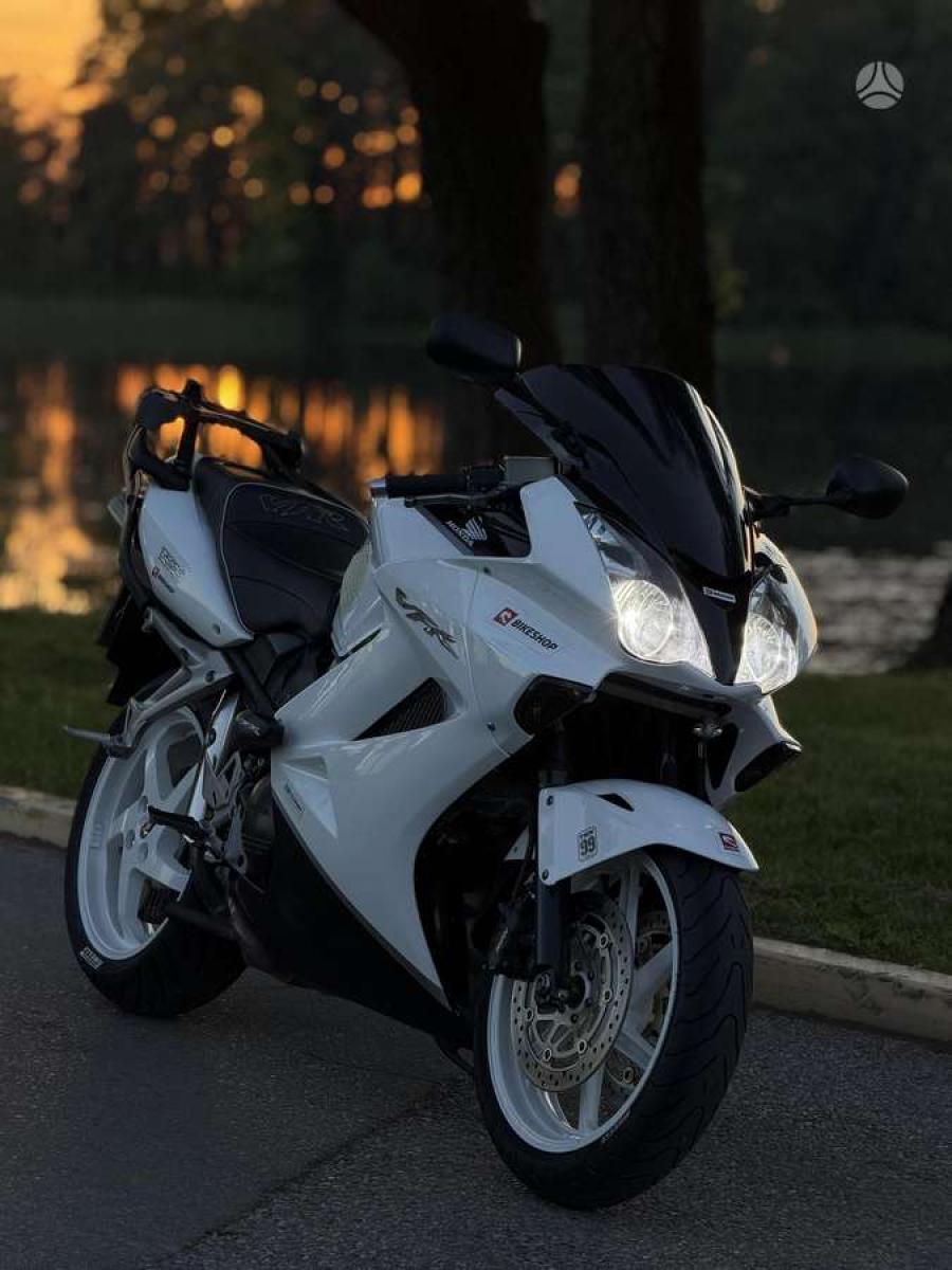 White Honda VFR 2008 in Visaginas, with an engine capacity of 0.80 L and mileage of 35 thousand km for 4000 €, photo 14 on AUTOMOTO.COM.LV