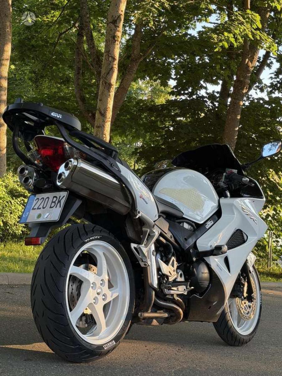 White Honda VFR 2008 in Visaginas, with an engine capacity of 0.80 L and mileage of 35 thousand km for 4000 €, photo 18 on AUTOMOTO.COM.LV