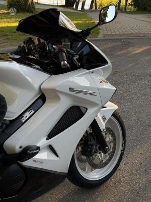 White Honda VFR 2008 in Visaginas, with an engine capacity of 0.80 L and mileage of 35 thousand km for 4000 €, photo 19 on AUTOMOTO.COM.LV