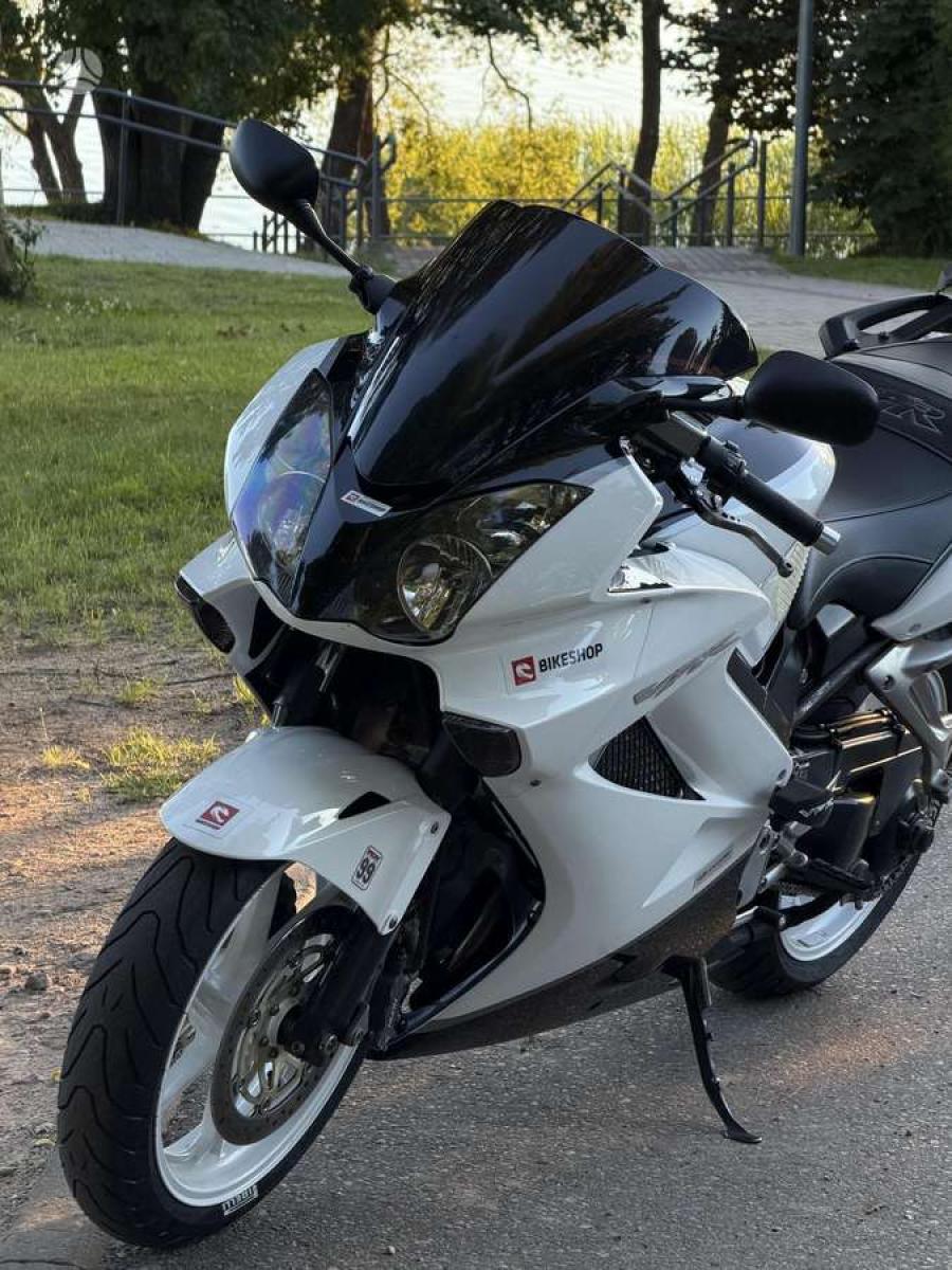 White Honda VFR 2008 in Visaginas, with an engine capacity of 0.80 L and mileage of 35 thousand km for 4000 €, photo 21 on AUTOMOTO.COM.LV