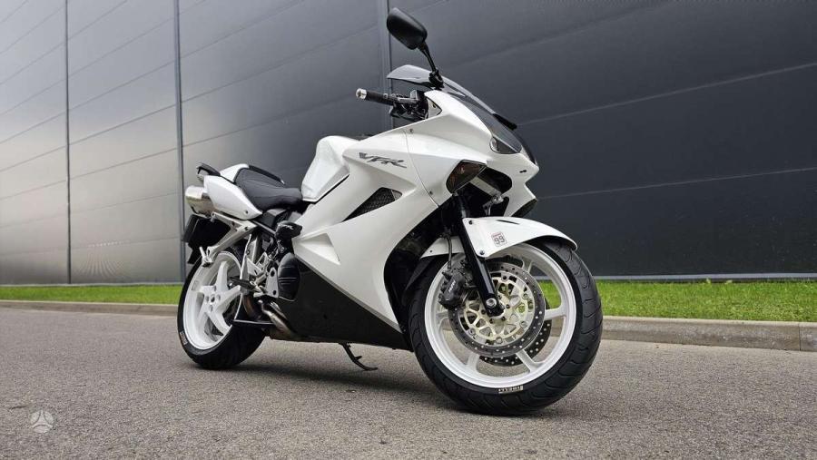 White Honda VFR 2008 in Kaunas, with an engine capacity of 0.00 L and mileage of 38 thousand km for 4800 €, photo 1 on AUTOMOTO.COM.LV