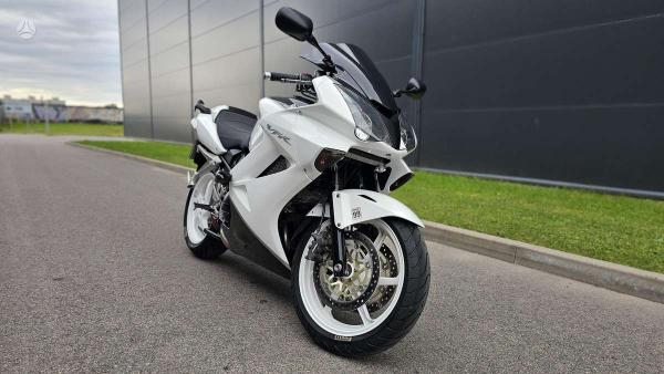White Honda VFR 2008 in Kaunas, with an engine capacity of 0.00 L and mileage of 38 thousand km for 4800 €, photo 3 on AUTOMOTO.COM.LV