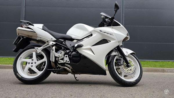 White Honda VFR 2008 in Kaunas, with an engine capacity of 0.00 L and mileage of 38 thousand km for 4800 €, photo 4 on AUTOMOTO.COM.LV