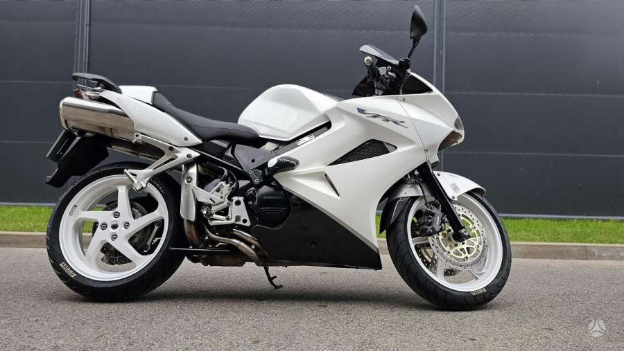 White Honda VFR 2008 in Kaunas, with an engine capacity of 0.00 L and mileage of 38 thousand km for 4800 €, photo 4 on AUTOMOTO.COM.LV