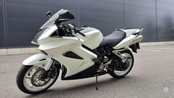 White Honda VFR 2008 in Kaunas, with an engine capacity of 0.00 L and mileage of 38 thousand km for 4800 €, photo 5 on AUTOMOTO.COM.LV