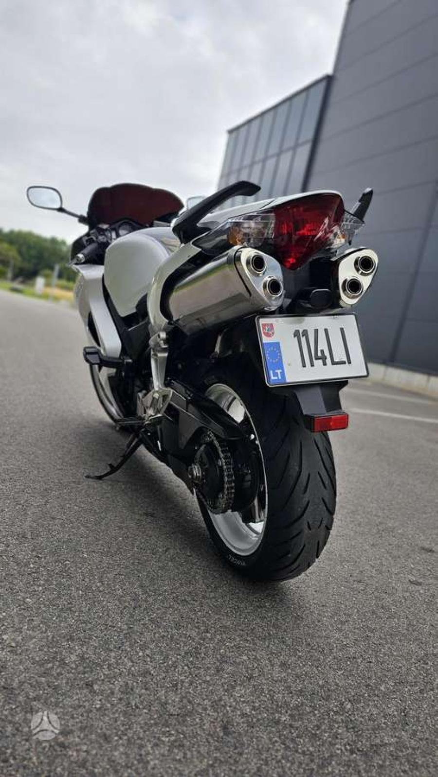 White Honda VFR 2008 in Kaunas, with an engine capacity of 0.00 L and mileage of 38 thousand km for 4800 €, photo 7 on AUTOMOTO.COM.LV