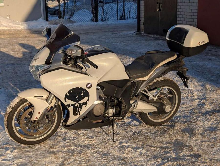 Balts Honda VFR 2010 Kauņa, ar dzinēja tilpumu 1.20 L un nobraukumu 75 tūkst. km par 3000 €, foto 1 vietnē AUTOMOTO.COM.LV