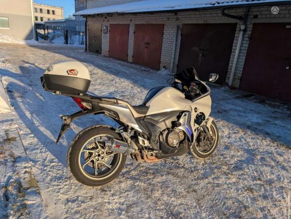 Белый Хонда VFR 2010 в Каунас, объемом двигателя 1.20 л и пробегом 75 тыс. км за 3000 €, фото 4 на AUTOMOTO.COM.LV