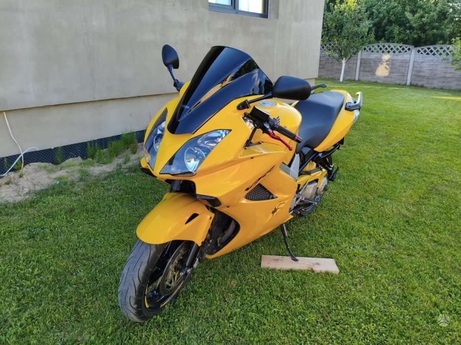 Dzeltens Honda VFR 2002 Viļņa, ar dzinēja tilpumu 0.80 L un nobraukumu 65 tūkst. km par 3200 €, foto 3 vietnē AUTOMOTO.COM.LV