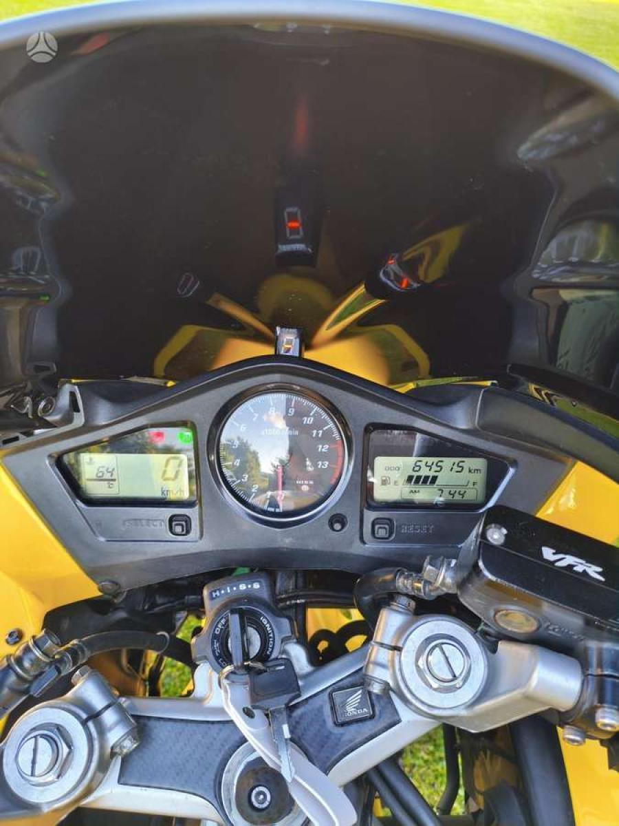 Dzeltens Honda VFR 2002 Viļņa, ar dzinēja tilpumu 0.80 L un nobraukumu 65 tūkst. km par 3200 €, foto 7 vietnē AUTOMOTO.COM.LV