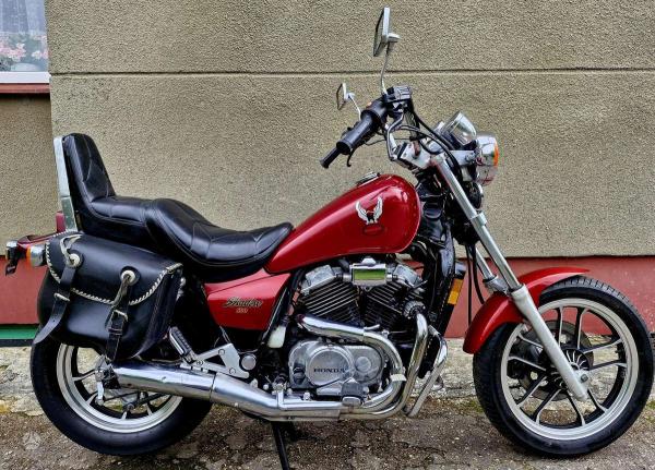 Black Honda VT Shadow 1986 in Kaunas, with an engine capacity of 0.50 L and mileage of 34 thousand km for 1650 €, photo 1 on AUTOMOTO.COM.LV