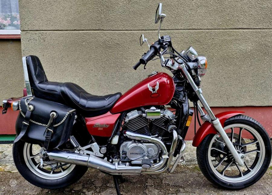 Black Honda VT Shadow 1986 in Kaunas, with an engine capacity of 0.50 L and mileage of 34 thousand km for 1650 €, photo 1 on AUTOMOTO.COM.LV