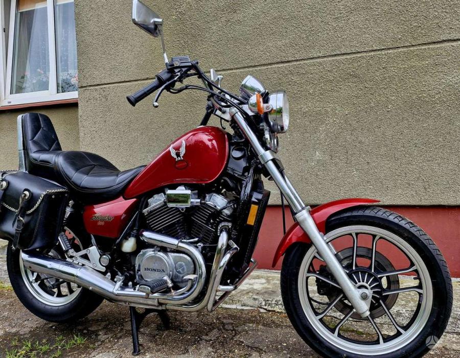 Black Honda VT Shadow 1986 in Kaunas, with an engine capacity of 0.50 L and mileage of 34 thousand km for 1650 €, photo 4 on AUTOMOTO.COM.LV