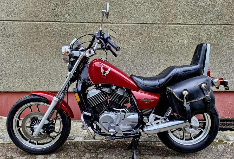 Black Honda VT Shadow 1986 in Kaunas, with an engine capacity of 0.50 L and mileage of 34 thousand km for 1650 €, photo 6 on AUTOMOTO.COM.LV