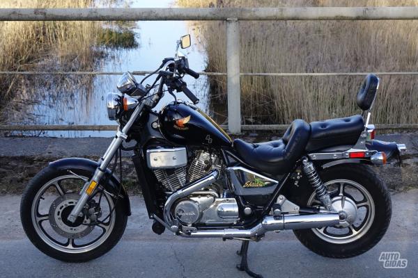 Black Honda VT Shadow 1987 in Akmene, with an engine capacity of 0.70 L and mileage of 39 thousand km for 2150 €, photo 1 on AUTOMOTO.COM.LV