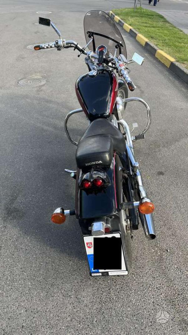 Black Honda VT Shadow 1995 in Vilnius, with an engine capacity of 0.60 L and mileage of 23 thousand km for 2500 €, photo 4 on AUTOMOTO.COM.LV