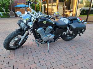 Melns Honda VT Shadow 2000 Pasvalys, ar dzinēja tilpumu 0.75 L un nobraukumu 51 tūkst. km par 2950 €, foto  vietnē AUTOMOTO.COM.LV