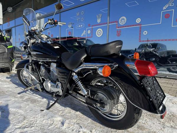 Black Honda VT Shadow 2001 in Vilnius, with an engine capacity of 0.13 L and mileage of 11 thousand km for 2999 €, photo 6 on AUTOMOTO.COM.LV