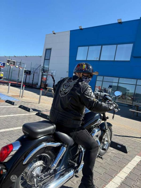 Melns Honda VT Shadow 2002 Viļņa, ar dzinēja tilpumu 0.75 L un nobraukumu 27 tūkst. km par 3440 €, foto 5 vietnē AUTOMOTO.COM.LV
