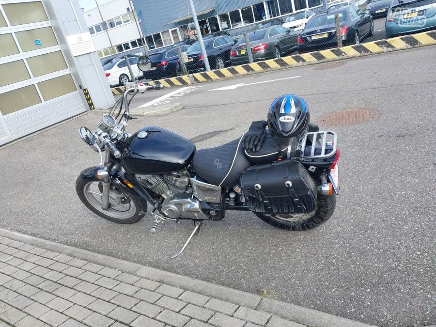 Black Honda VT Shadow 2007 in Vilnius, with an engine capacity of 1.10 L and mileage of 19 thousand km for 3050 €, photo 1 on AUTOMOTO.COM.LV