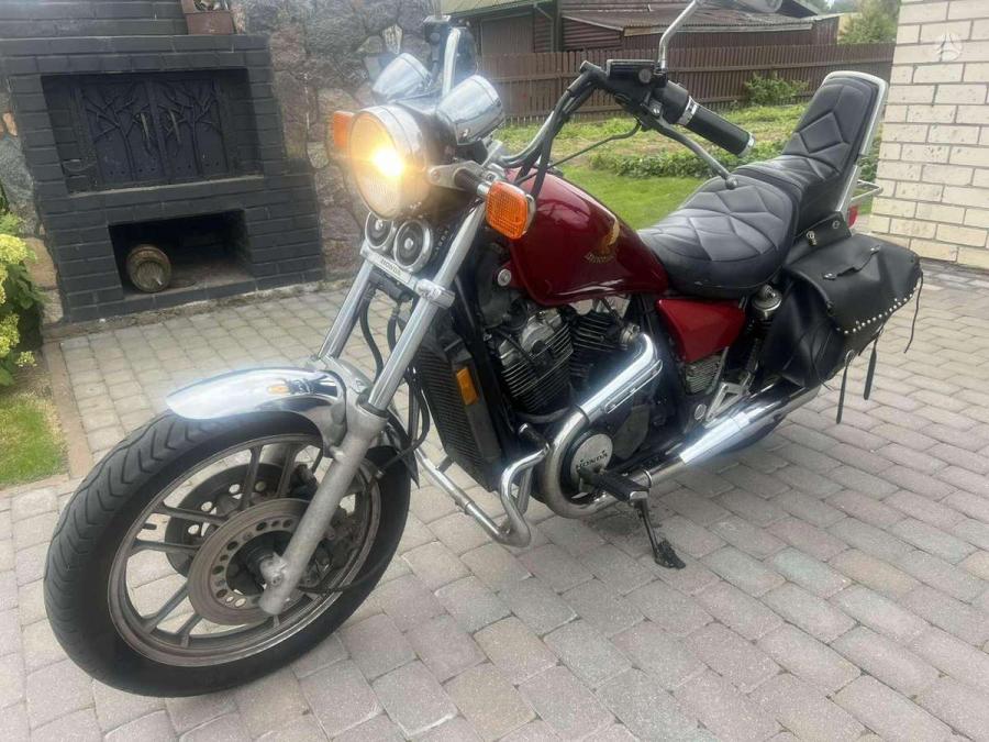 Red Honda VT Shadow 1984 in Jurbarkas, with an engine capacity of 0.70 L and mileage of 32 thousand km for 1530 €, photo 1 on AUTOMOTO.COM.LV