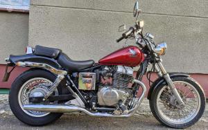 Sarkans Honda VT Shadow 1986 Kauņa, ar dzinēja tilpumu 0.45 L un nobraukumu 36 tūkst. km par 1450 €, foto  vietnē AUTOMOTO.COM.LV