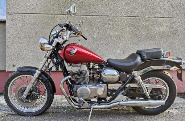 Red Honda VT Shadow 1986 in Kaunas, with an engine capacity of 0.45 L and mileage of 36 thousand km for 1450 €, photo 3 on AUTOMOTO.COM.LV
