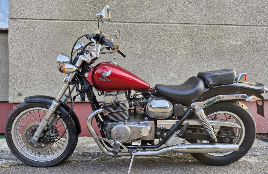 Sarkans Honda VT Shadow 1986 Kauņa, ar dzinēja tilpumu 0.45 L un nobraukumu 36 tūkst. km par 1450 €, foto 3 vietnē AUTOMOTO.COM.LV