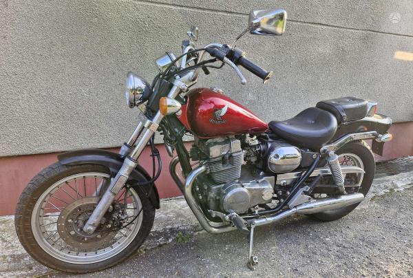 Red Honda VT Shadow 1986 in Kaunas, with an engine capacity of 0.45 L and mileage of 36 thousand km for 1450 €, photo 7 on AUTOMOTO.COM.LV