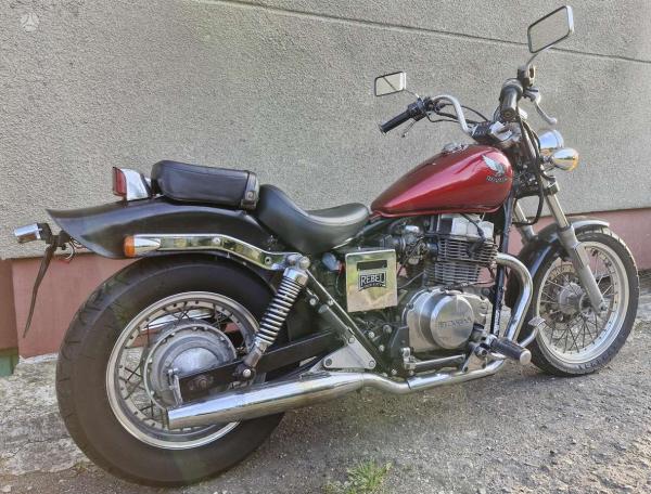 Red Honda VT Shadow 1986 in Kaunas, with an engine capacity of 0.45 L and mileage of 36 thousand km for 1450 €, photo 8 on AUTOMOTO.COM.LV