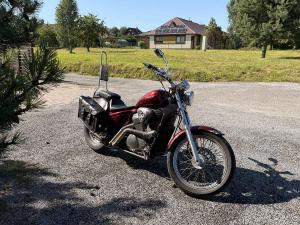 Sarkans Honda VT Shadow 1990 Viļņa, ar dzinēja tilpumu 0.58 L un nobraukumu 67 tūkst. km par 2300 €, foto  vietnē AUTOMOTO.COM.LV