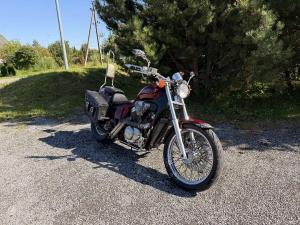 Sarkans Honda VT Shadow 1990 Viļņa, ar dzinēja tilpumu 0.58 L un nobraukumu 67 tūkst. km par 2300 €, foto 23 vietnē AUTOMOTO.COM.LV